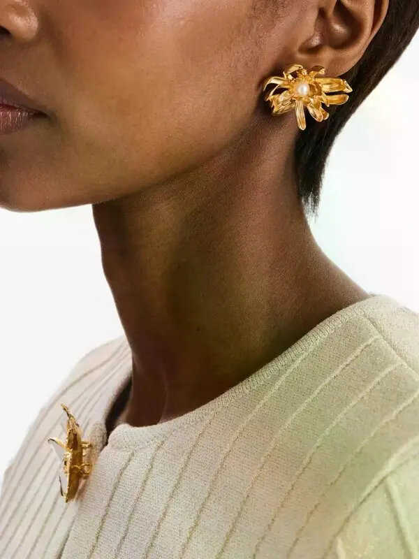 Oscar De La Renta Chrysanthemum Earrings - Gold