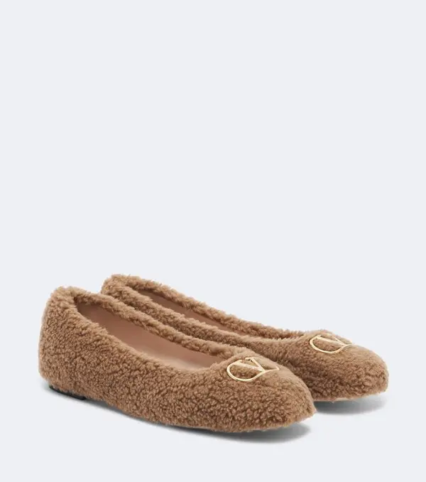 Valentino Garavani Vlogo Teddy Ballet Flats - Beige