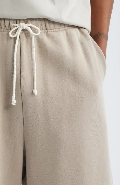 ELWOOD Core Big Sweat Shorts - Tan