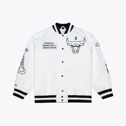 Mitchell & Ness Chicago Bulls Arctic Lightweight Full-snap Satin Jacket - White