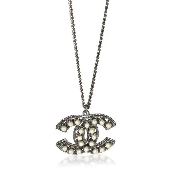 Chanel Faux Pearl Cc Pendant Necklace - Ruthenium