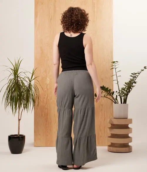 KNOWN SUPPLY Malibu Tiered Wide-leg Pants - Charcoal