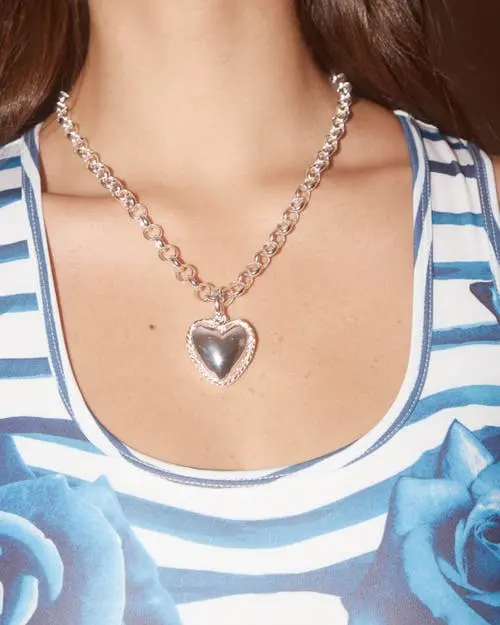 EMMA PILLS Hot Heart Chain