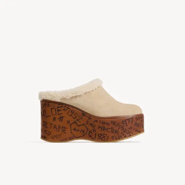 Chloé Platform Clogs With Sheepskin Lining And Graffiti Detail - Light Sand