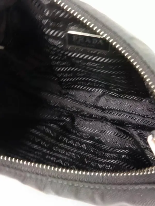 Prada Re-edition 2005 Shoulder Bag - Black