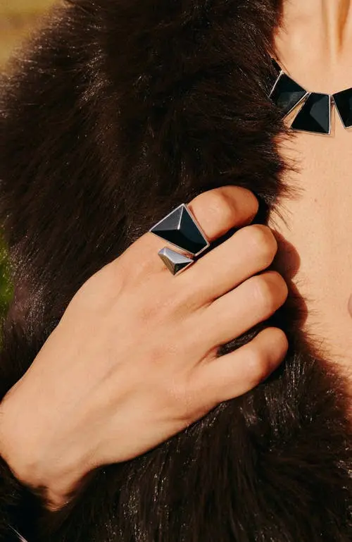 RETRO CHIC Echo Ring With Black Agate And Polished Metal