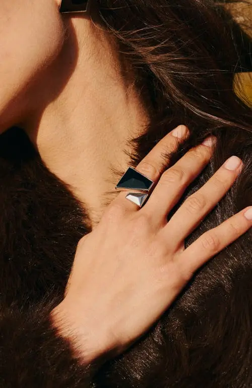 RETRO CHIC Echo Ring With Black Agate And Polished Metal