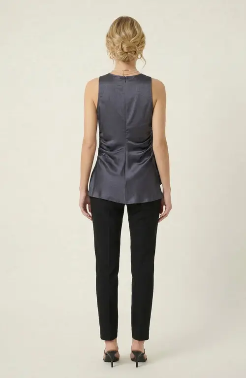 MODENAIRE Sleeveless Asymmetric Ruffle Blouse