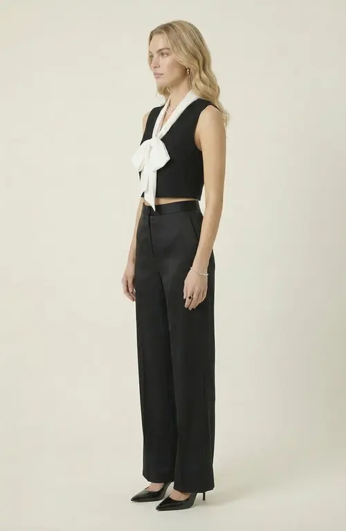 MODENAIRE Sleeveless Cropped Top With Bow Detail Neckline