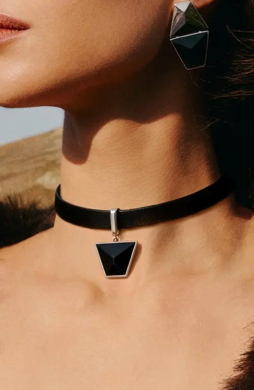 RETRO CHIC Echo Pendant Necklace With Black Agate