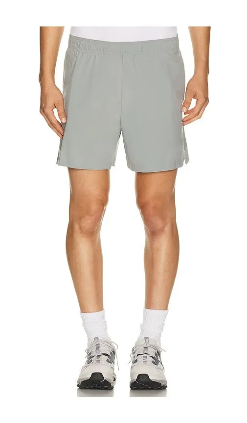 On 5 Core Shorts In Grey