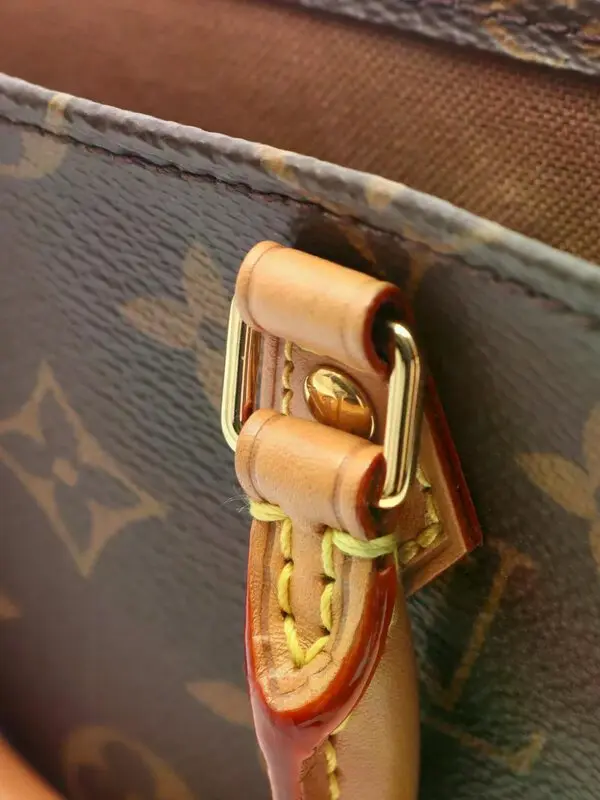 LOUIS VUITTON 2020 Petite Sac Plat Monogram Handbag