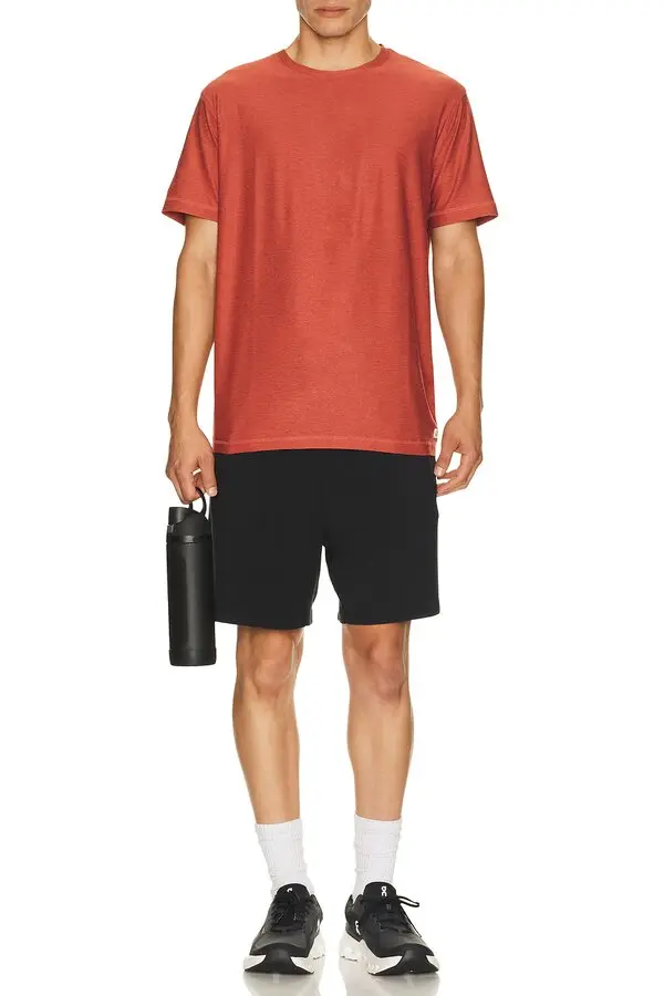 Vuori Strato Tech Tee In Red - Fire Heather