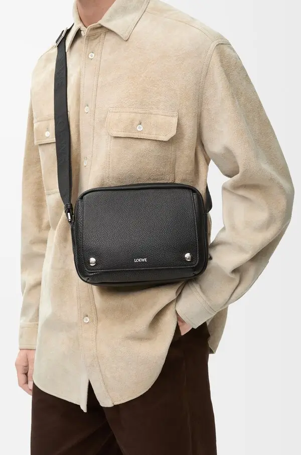 Loewe Medium Pebble Messenger Bag In Supple Grained Leather Skin - Black