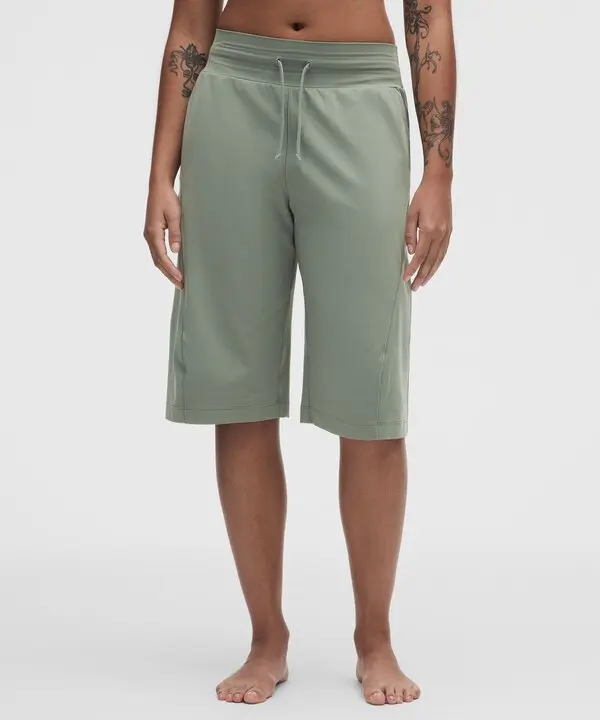 Lululemon Groove Mid-rise Relaxed Bermuda Short - Willow Leaf