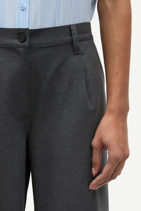 SAMSOE SAMSOE Saharper Pleat Shorts