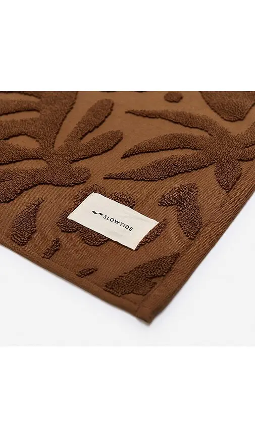 SLOWTIDE Sunny Sculpted Bath Mat In Brown