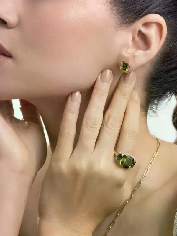 Goshwara Manhattan Peridot Emerald-cut Stud Earrings In 18k Yellow