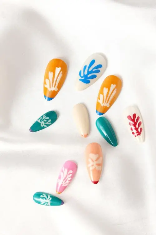 NEVER HAVE I EVER SHOP Henri Matisse Inspired Snow Flowers Press-on Nails - Pink
