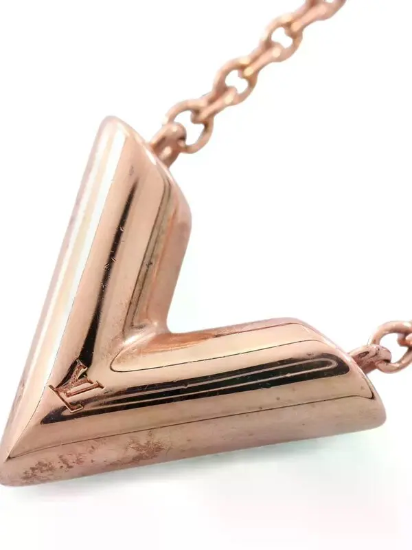 LOUIS VUITTON Essential V Necklace