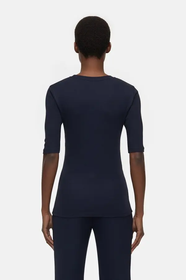Closed Fitted Half-sleeve T-shirt
