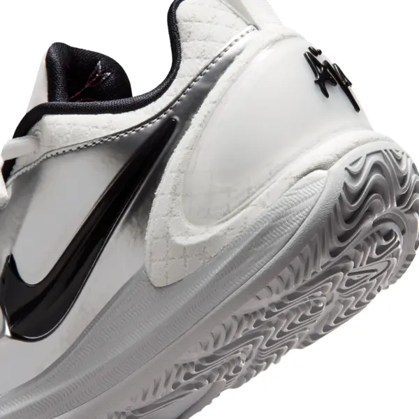Nike A'two Basketball Shoes With Metallic Accents - White
