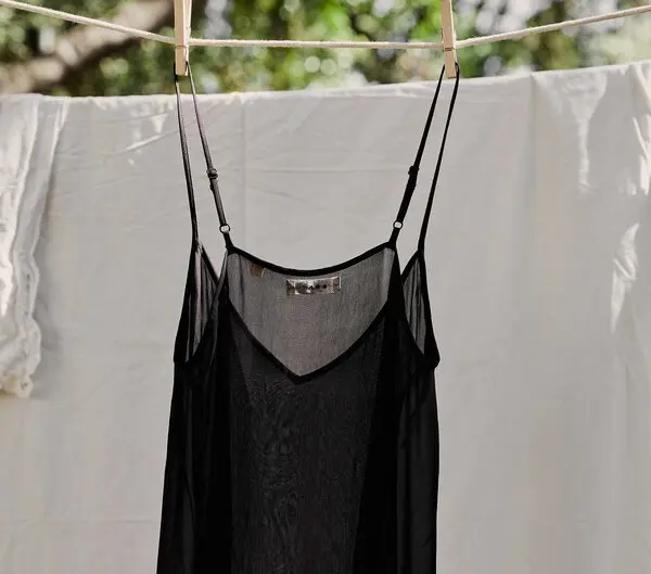DÔEN Short Deep V-neck Slip