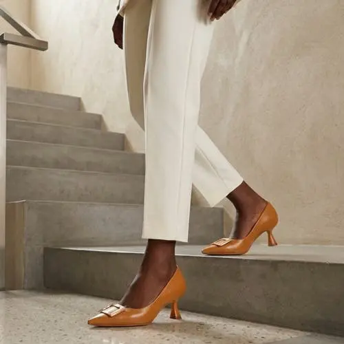 KNEETOES Ashford Pumps - Tan