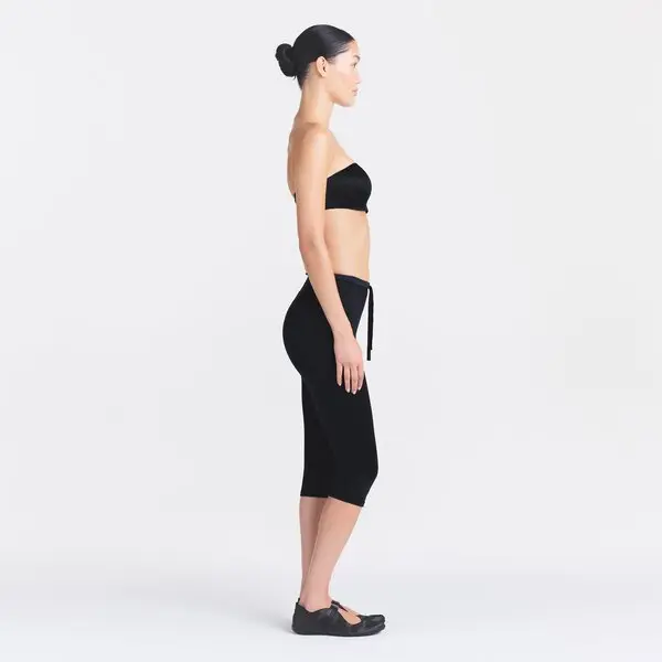 SKIMS Capri 17" Legging | Black | | Nike Satin Shine