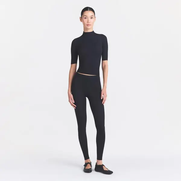 SKIMS V Panel 28" Legging | Black | | Nike Weightless Layers