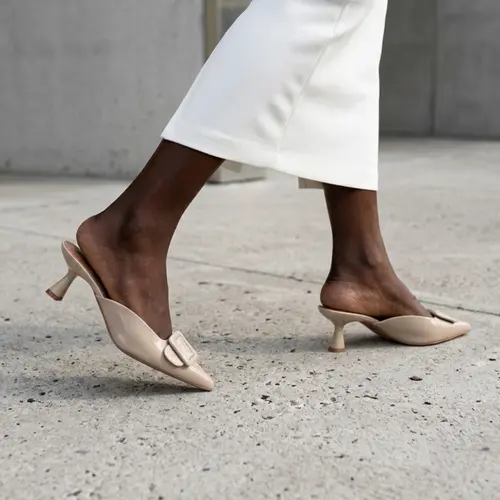 KNEETOES Waverly Mules - Beige