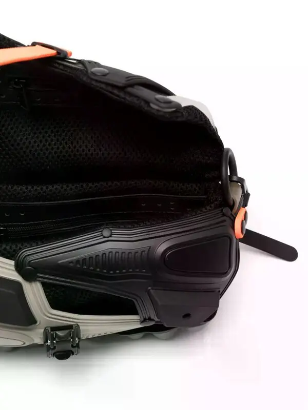 INNERRAUM Sculptural-panelled Messenger Bag - Black