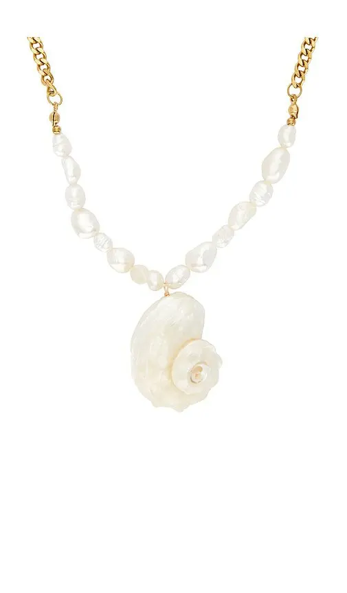 LOVERS AND FRIENDS Eden Shell Necklace In Metallic Gold