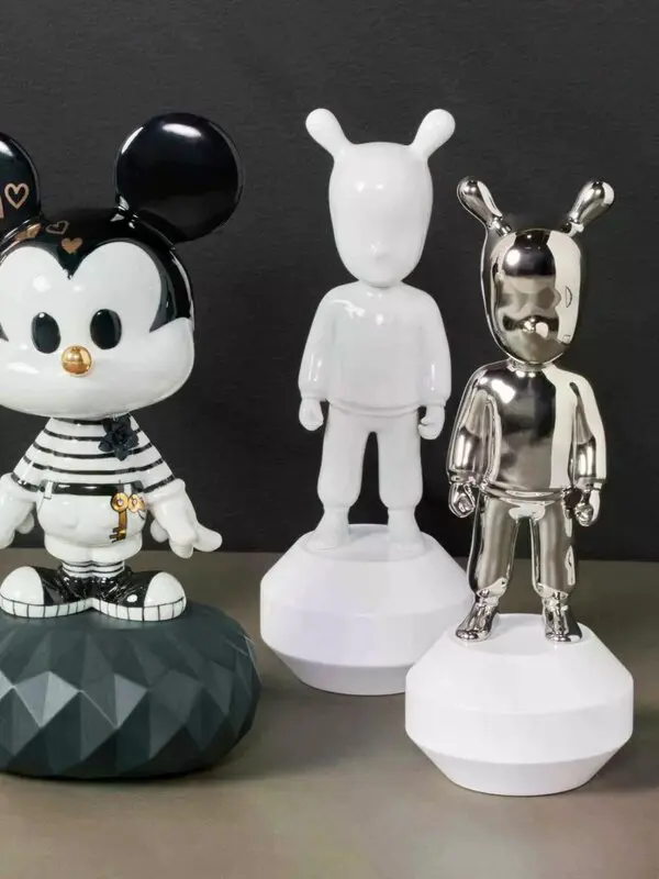 LLADRO The Guest Porcelain Figurine