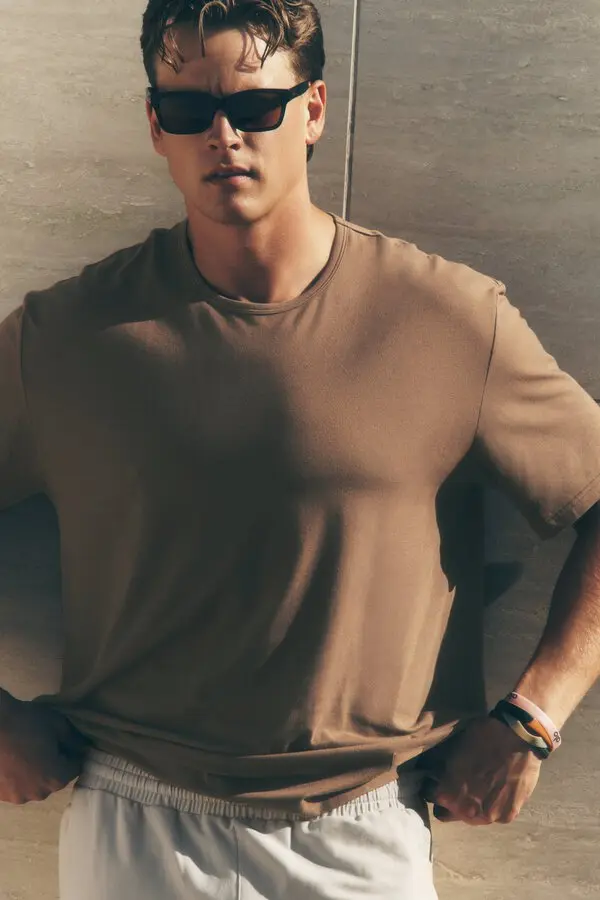 Alo Yoga Street Essential T-shirt - Java Brown