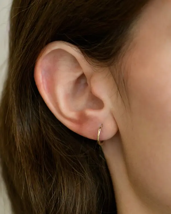 Anzie 14k Classique Thin Huggie Earring