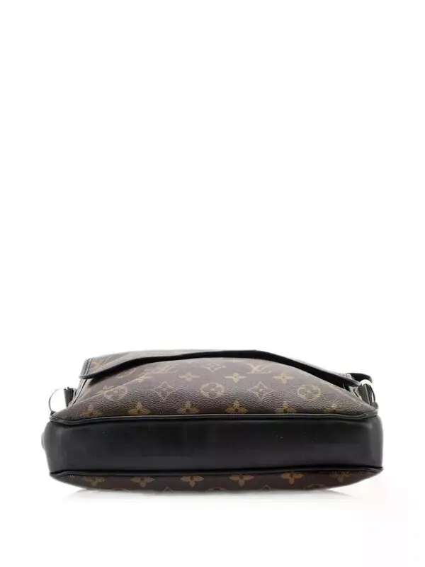 LOUIS VUITTON Monogram Canvas Mm Messenger Bag