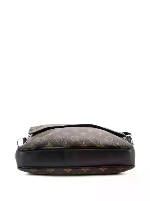 LOUIS VUITTON Monogram Canvas Mm Messenger Bag