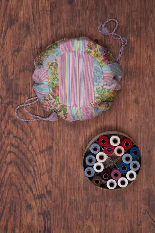 MODERN PRAIRIE Garden Collage Patchwork Drawstring Sewing Bag + 20 Spools Of Thread