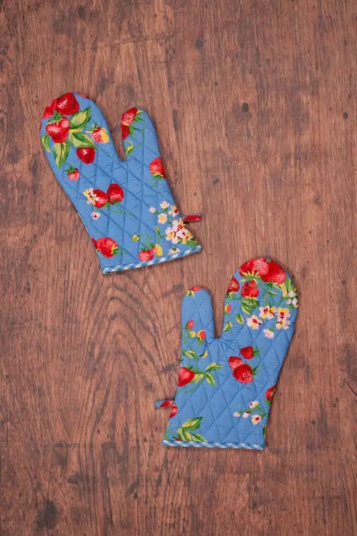 MODERN PRAIRIE Strawberry Magic Oven Mitt