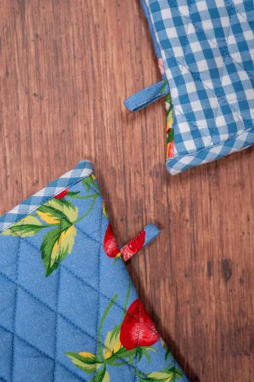 MODERN PRAIRIE Strawberry Magic Oven Mitt