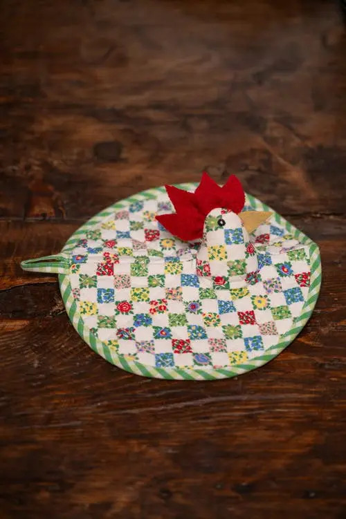 MODERN PRAIRIE Rebecca Happy Hen Potholder