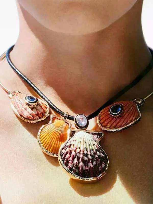 DEZSO Sapphire Scallop Pendant Necklace