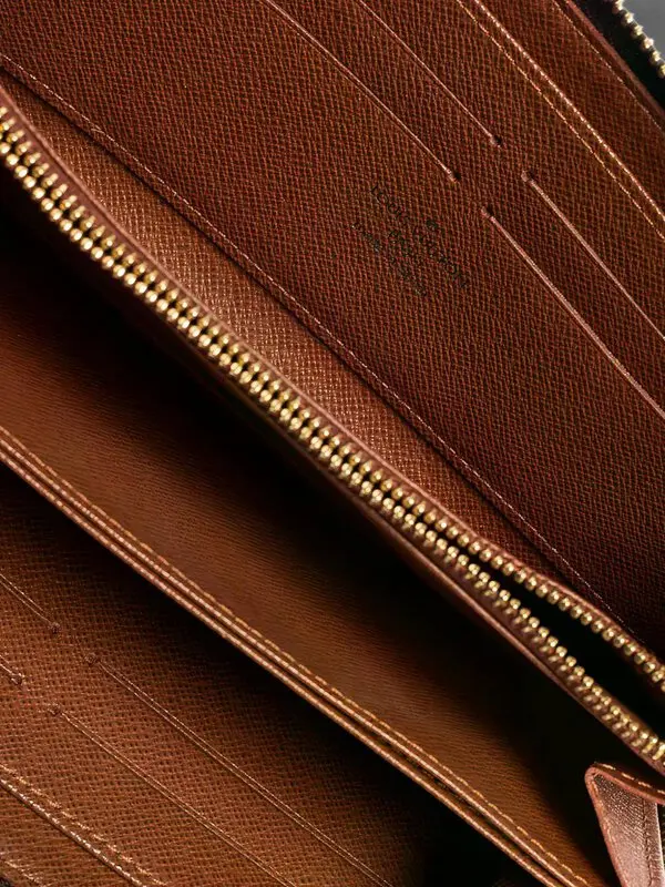 LOUIS VUITTON Monogram Zippy Wallet