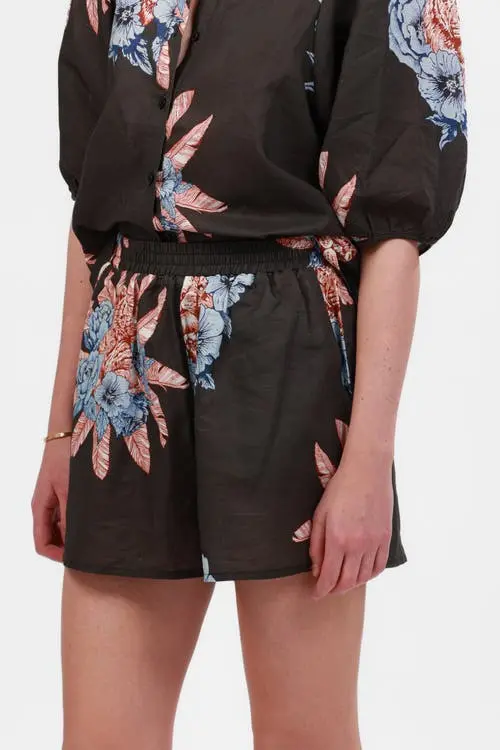 Las Surenas Short Tiger Bloom