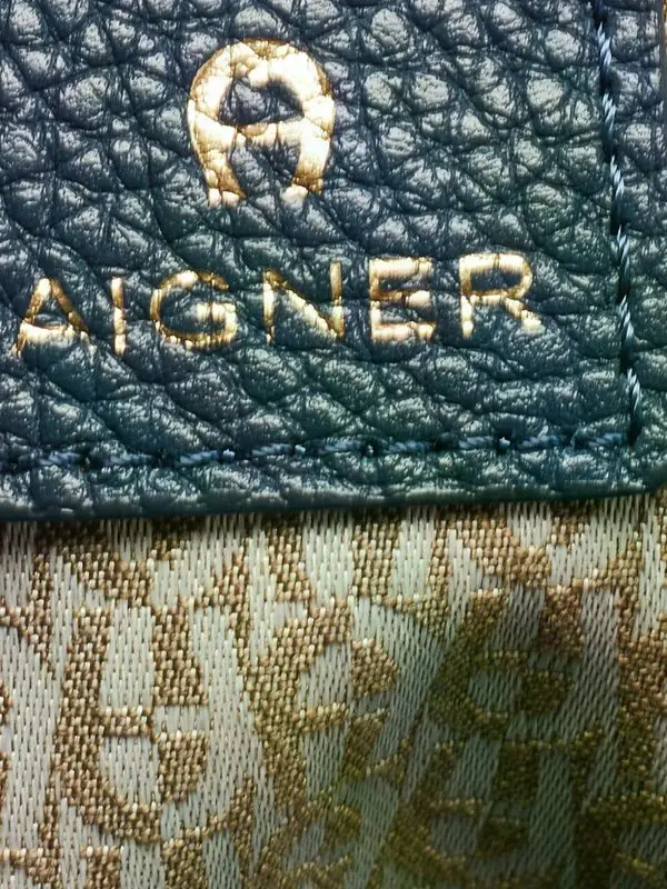 AIGNER Logo-plaque Grained Shoulder Bag