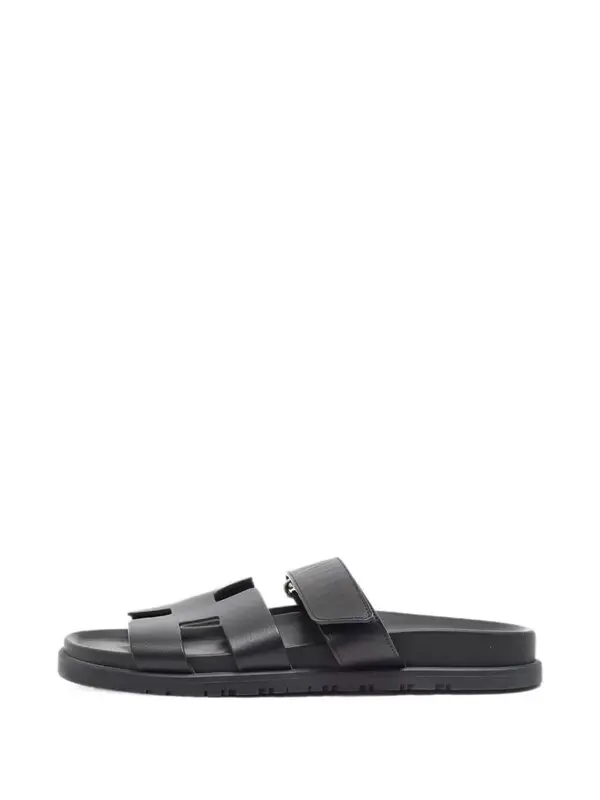 Hermès Chypre Leather Flat Sandals - Black