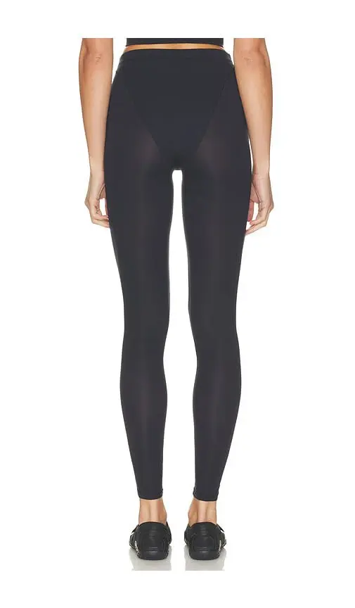 NIKESKIMS Weightless V- Panel Tights In Black