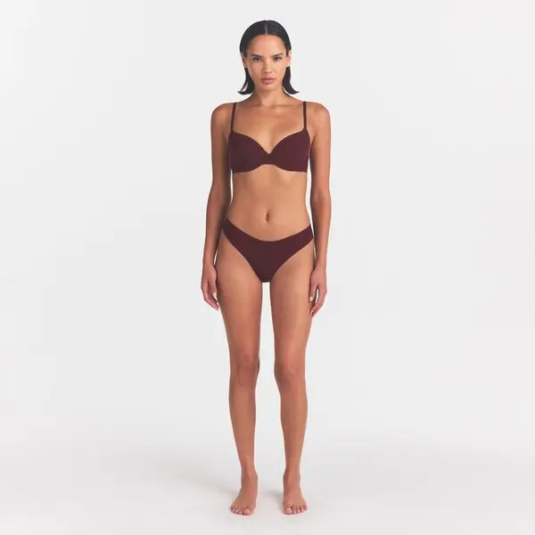 SKIMS T Shirt Bra | Red | | Fits Everybody - Currant