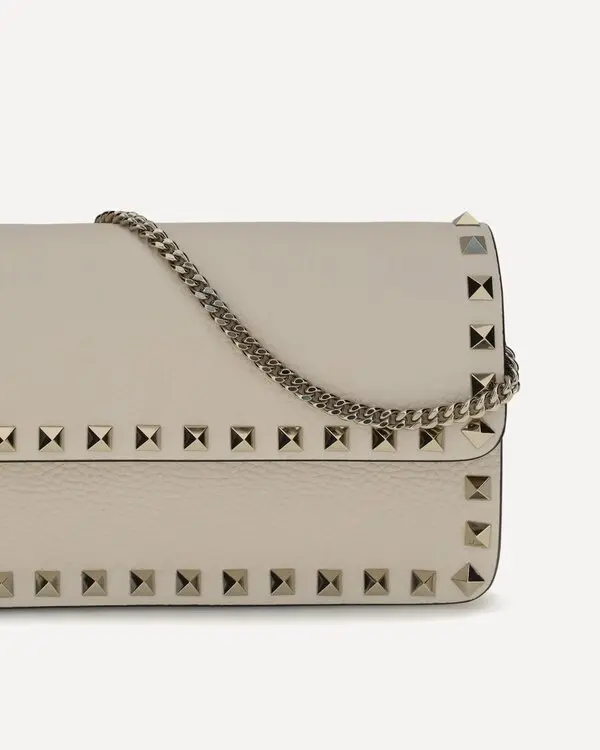 Valentino Garavani Rockstud Chain Wallet - Cream